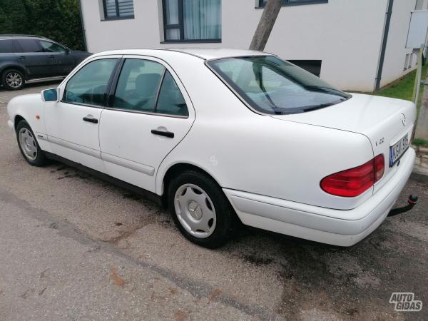 White Mercedes-Benz E 220 1995 in Marijampole, with an engine capacity of 2.20 L and mileage of 448 thousand km for 850 €, photo 6 on AUTOMOTO.COM.LV