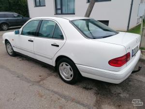 White Mercedes-Benz E 220 1995 in Marijampole, with an engine capacity of 2.20 L and mileage of 448 thousand km for 850 €, photo 7 on AUTOMOTO.COM.LV
