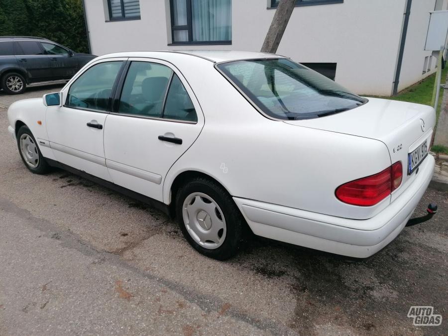 White Mercedes-Benz E 220 1995 in Marijampole, with an engine capacity of 2.20 L and mileage of 448 thousand km for 850 €, photo 7 on AUTOMOTO.COM.LV