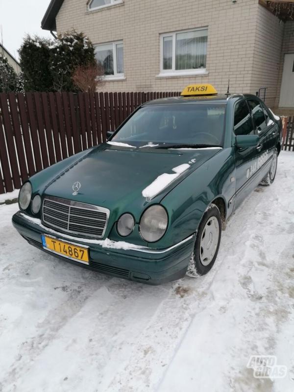 White Mercedes-Benz E 220 1995 in Marijampole, with an engine capacity of 2.20 L and mileage of 448 thousand km for 850 €, photo 7 on AUTOMOTO.COM.LV