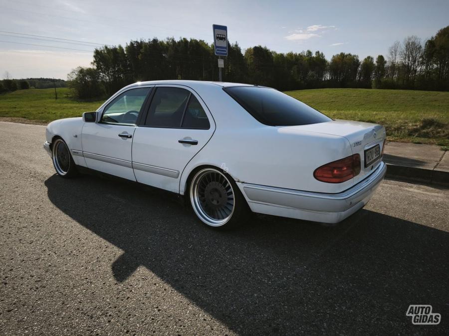 White Mercedes-Benz E 220 1998 in Moletai, with an engine capacity of 2.20 L and mileage of 320 thousand km for 1700 €, photo 3 on AUTOMOTO.COM.LV