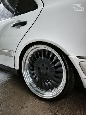 White Mercedes-Benz E 220 1998 in Moletai, with an engine capacity of 2.20 L and mileage of 320 thousand km for 1700 €, photo 4 on AUTOMOTO.COM.LV