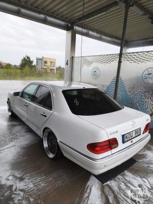 White Mercedes-Benz E 220 1998 in Moletai, with an engine capacity of 2.20 L and mileage of 320 thousand km for 1700 €, photo 5 on AUTOMOTO.COM.LV