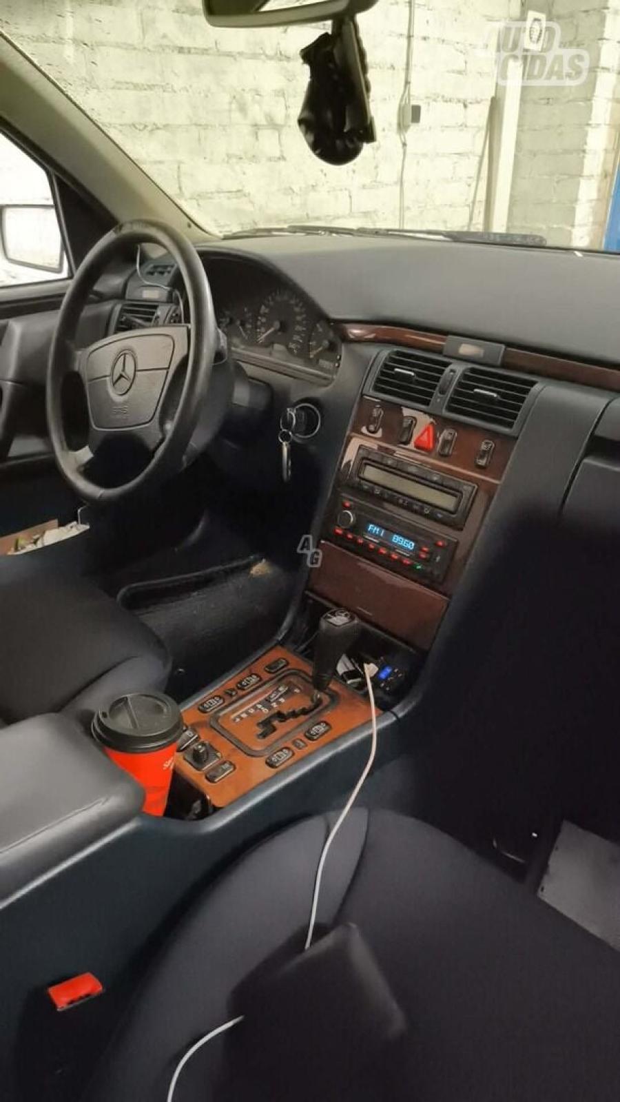 Balts Mercedes-Benz E 220 1998 Molėtai, ar dzinēja tilpumu 2.20 L un nobraukumu 320 tūkst. km par 1100 €, foto 10 vietnē AUTOMOTO.COM.LV