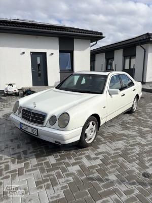 Белый Мерседес E 220 1998 в Клайпеда, объемом двигателя 2.20 л и пробегом 220 тыс. км за 600 €, фото 3 на AUTOMOTO.COM.LV