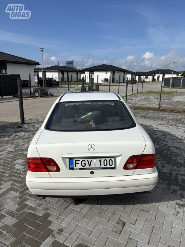 Мерседес E 220 1998 в Клайпеда на AUTOMOTO.COM.LV Белый Мерседес E 220 1998 в Клайпеда, объемом двигателя 2.20 л и пробегом 220 тыс. км за 600 €, фото 5 на AUTOMOTO.COM.LV