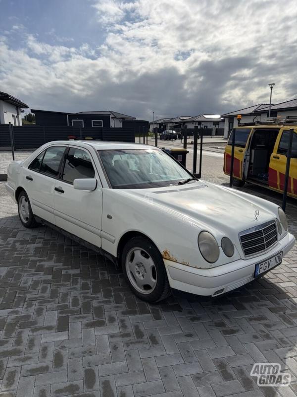 Мерседес E 220 1998 в Клайпеда на AUTOMOTO.COM.LV Белый Мерседес E 220 1998 в Клайпеда, объемом двигателя 2.20 л и пробегом 220 тыс. км за 600 €, фото 7 на AUTOMOTO.COM.LV