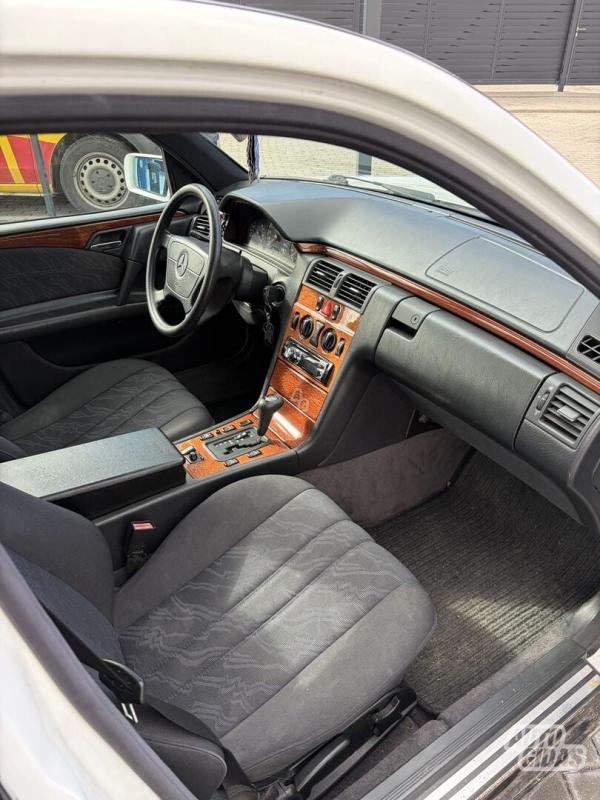 Мерседес E 220 1998 в Клайпеда на AUTOMOTO.COM.LV Белый Мерседес E 220 1998 в Клайпеда, объемом двигателя 2.20 л и пробегом 220 тыс. км за 600 €, фото 8 на AUTOMOTO.COM.LV