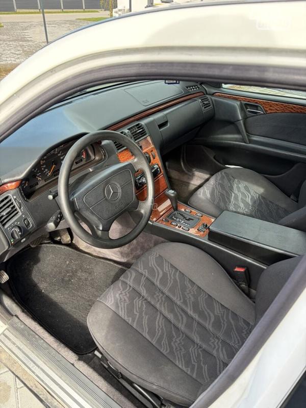 Мерседес E 220 1998 в Клайпеда на AUTOMOTO.COM.LV Белый Мерседес E 220 1998 в Клайпеда, объемом двигателя 2.20 л и пробегом 220 тыс. км за 600 €, фото 9 на AUTOMOTO.COM.LV