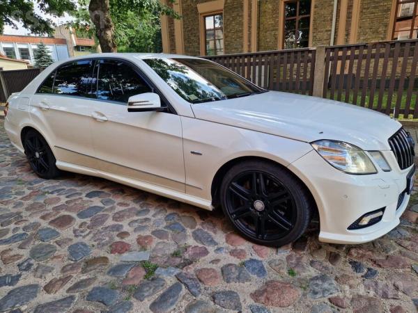 Белый Мерседес E 220 2011 в Талси, объемом двигателя 2.20 л и пробегом 301 тыс. км за 8950 €, фото 4 на AUTOMOTO.COM.LV