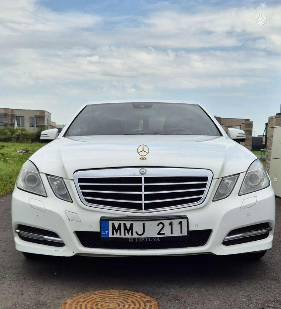 Белый Мерседес E 220 2013 в Клайпеда, объемом двигателя 2.10 л и пробегом 380 тыс. км за 6800 €, фото 3 на AUTOMOTO.COM.LV