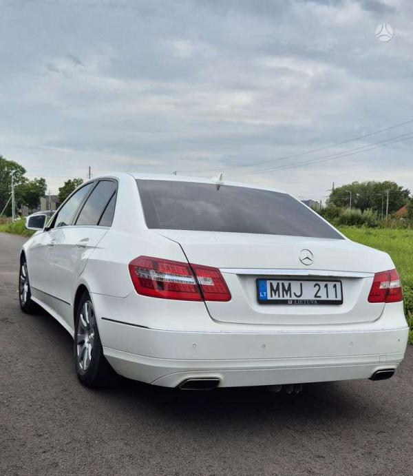 Белый Мерседес E 220 2013 в Клайпеда, объемом двигателя 2.10 л и пробегом 380 тыс. км за 6800 €, фото 5 на AUTOMOTO.COM.LV