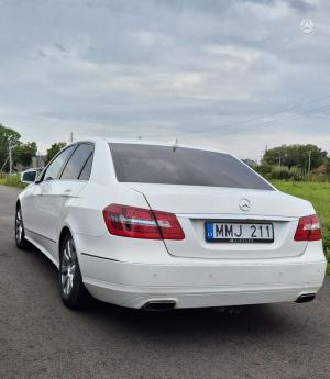 Белый Мерседес E 220 2013 в Клайпеда, объемом двигателя 2.10 л и пробегом 380 тыс. км за 6800 €, фото 6 на AUTOMOTO.COM.LV
