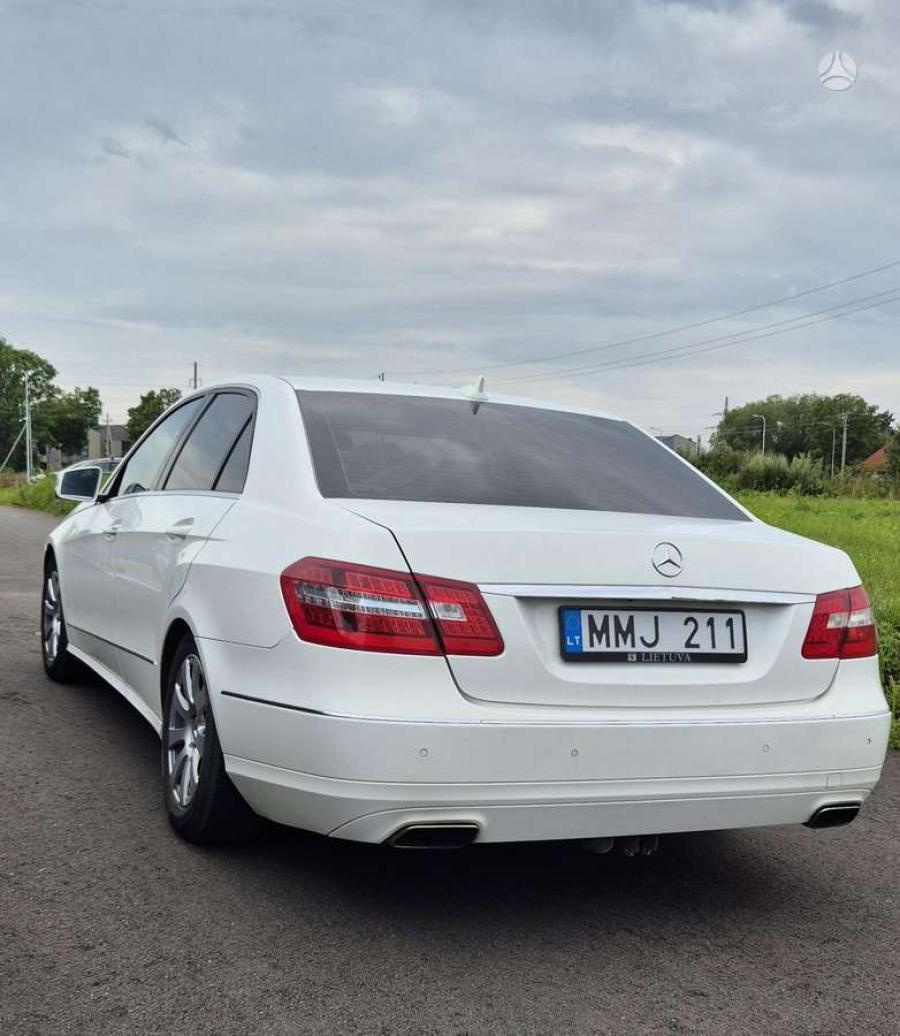Белый Мерседес E 220 2013 в Клайпеда, объемом двигателя 2.10 л и пробегом 380 тыс. км за 6800 €, фото 6 на AUTOMOTO.COM.LV