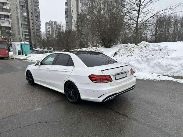 White Mercedes-Benz E 220 2014 in Vilnius, with an engine capacity of 2.20 L and mileage of 330 thousand km for 3900 €, photo 4 on AUTOMOTO.COM.LV