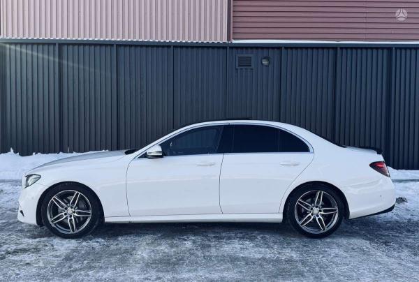 White Mercedes-Benz E 220 2016 in Kaunas, with an engine capacity of 1.95 L and mileage of 269 thousand km for 17900 €, photo 4 on AUTOMOTO.COM.LV