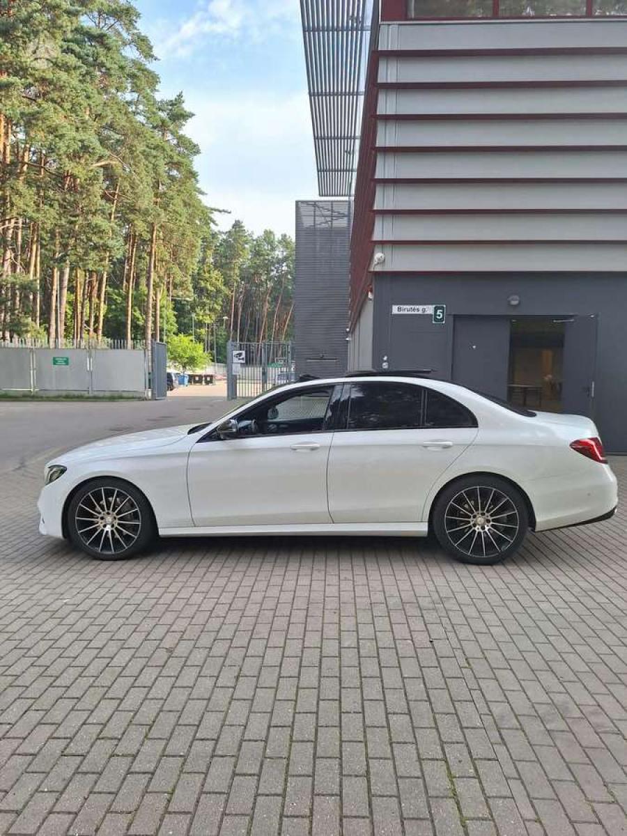 Белый Мерседес E 220 2016 в Алитус, объемом двигателя 1.95 л и пробегом 305 тыс. км за 17500 €, фото 1 на AUTOMOTO.COM.LV