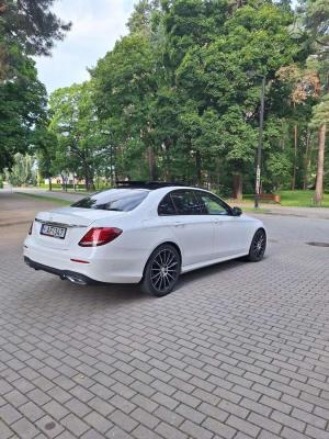 Белый Мерседес E 220 2016 в Алитус, объемом двигателя 1.95 л и пробегом 305 тыс. км за 17500 €, фото 4 на AUTOMOTO.COM.LV