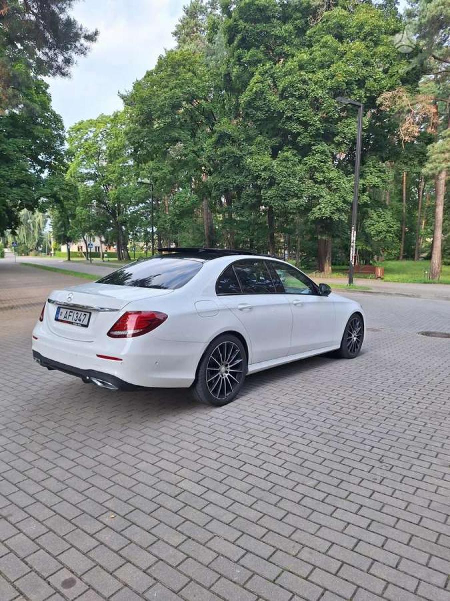 Белый Мерседес E 220 2016 в Алитус, объемом двигателя 1.95 л и пробегом 305 тыс. км за 17500 €, фото 4 на AUTOMOTO.COM.LV