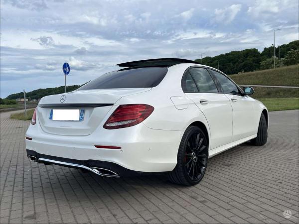 White Mercedes-Benz E 220 2016 in Kaunas, with an engine capacity of 1.95 L and mileage of 122 thousand km for 25700 €, photo 4 on AUTOMOTO.COM.LV