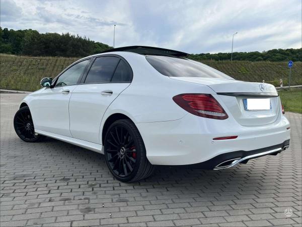 White Mercedes-Benz E 220 2016 in Kaunas, with an engine capacity of 1.95 L and mileage of 122 thousand km for 25700 €, photo 5 on AUTOMOTO.COM.LV