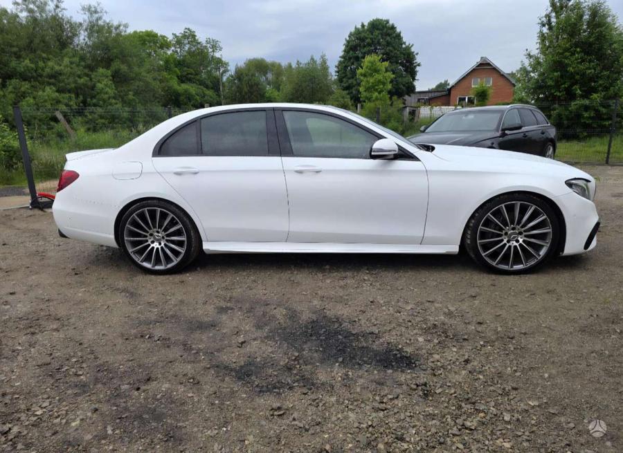 White Mercedes-Benz E 220 2016 in Silute, with an engine capacity of 2.00 L and mileage of 500 thousand km for 12800 €, photo 6 on AUTOMOTO.COM.LV