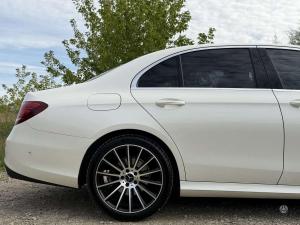 White Mercedes-Benz E 220 2016 in Siauliai, with an engine capacity of 2.14 L and mileage of 235 thousand km for 18999 €, photo 10 on AUTOMOTO.COM.LV