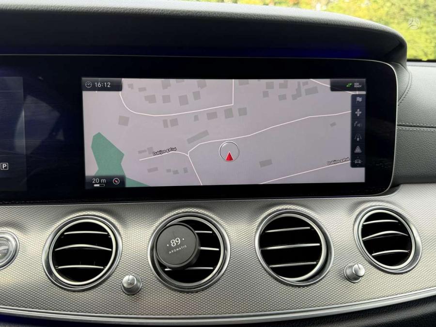 White Mercedes-Benz E 220 2016 in Siauliai, with an engine capacity of 2.14 L and mileage of 235 thousand km for 18999 €, photo 39 on AUTOMOTO.COM.LV