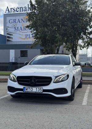 Белый Мерседес E 220 2016 в Клайпеда, объемом двигателя 1.95 л и пробегом 307 тыс. км за 13999 €, фото  на AUTOMOTO.COM.LV