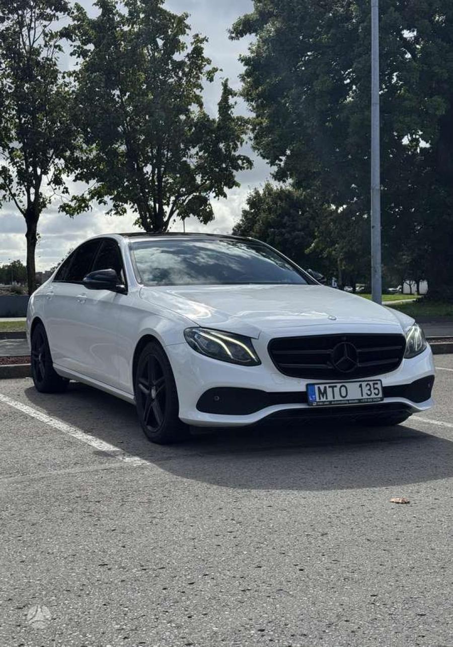 Белый Мерседес E 220 2016 в Клайпеда, объемом двигателя 1.95 л и пробегом 307 тыс. км за 13999 €, фото 4 на AUTOMOTO.COM.LV
