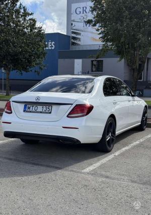 Белый Мерседес E 220 2016 в Клайпеда, объемом двигателя 1.95 л и пробегом 307 тыс. км за 13999 €, фото 5 на AUTOMOTO.COM.LV