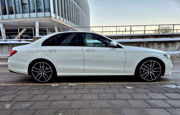 White Mercedes-Benz E 220 2017 in Vilnius, with an engine capacity of 1.95 L and mileage of 289 thousand km for 19800 €, photo 9 on AUTOMOTO.COM.LV