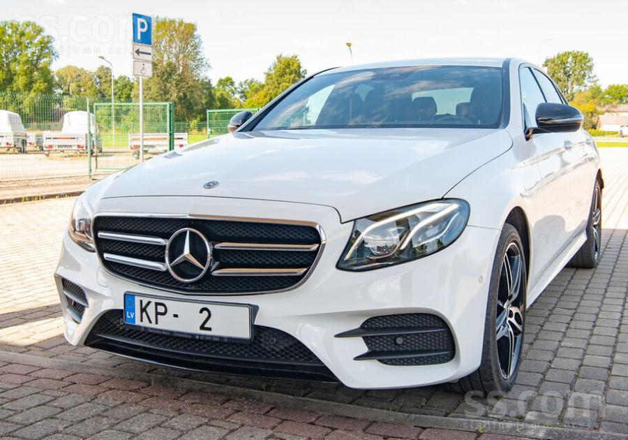 White Mercedes-Benz E 220 2017 in Cesis, with an engine capacity of 2.00 L and mileage of 155 thousand km for 23350 €, photo 3 on AUTOMOTO.COM.LV