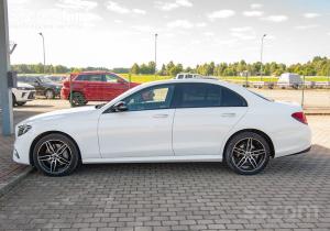 White Mercedes-Benz E 220 2017 in Cesis, with an engine capacity of 2.00 L and mileage of 155 thousand km for 23350 €, photo 4 on AUTOMOTO.COM.LV