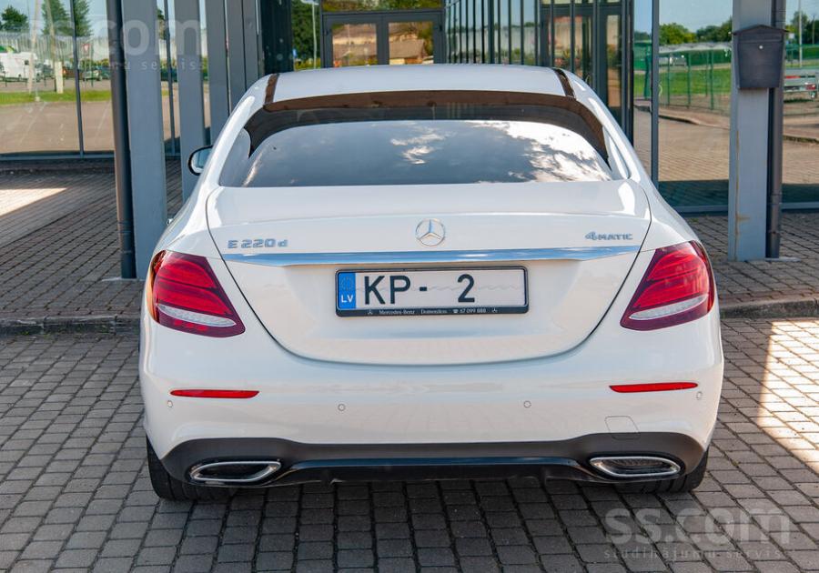 White Mercedes-Benz E 220 2017 in Cesis, with an engine capacity of 2.00 L and mileage of 155 thousand km for 23350 €, photo 6 on AUTOMOTO.COM.LV