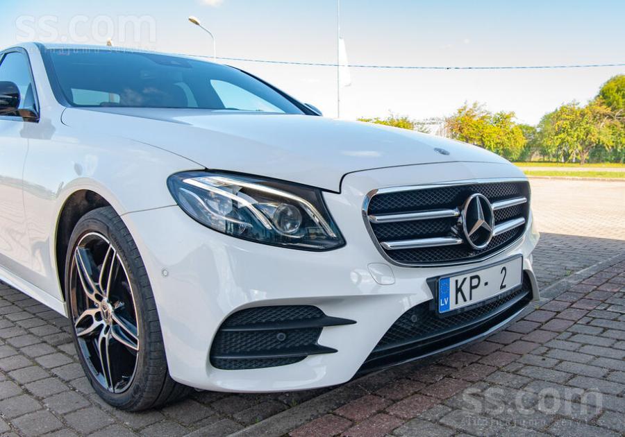 White Mercedes-Benz E 220 2017 in Cesis, with an engine capacity of 2.00 L and mileage of 155 thousand km for 23350 €, photo 10 on AUTOMOTO.COM.LV