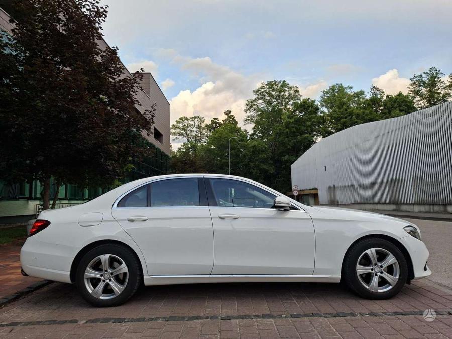 White Mercedes-Benz E 220 2017 in Vilnius, with an engine capacity of 1.95 L and mileage of 397 thousand km for 13850 €, photo 3 on AUTOMOTO.COM.LV