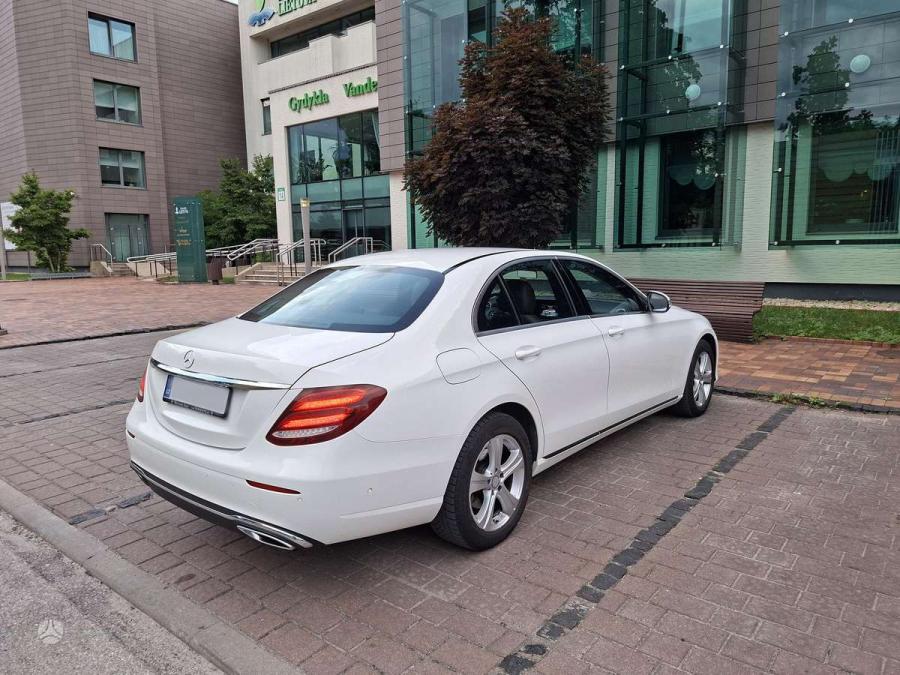 White Mercedes-Benz E 220 2017 in Vilnius, with an engine capacity of 1.95 L and mileage of 397 thousand km for 13850 €, photo 4 on AUTOMOTO.COM.LV