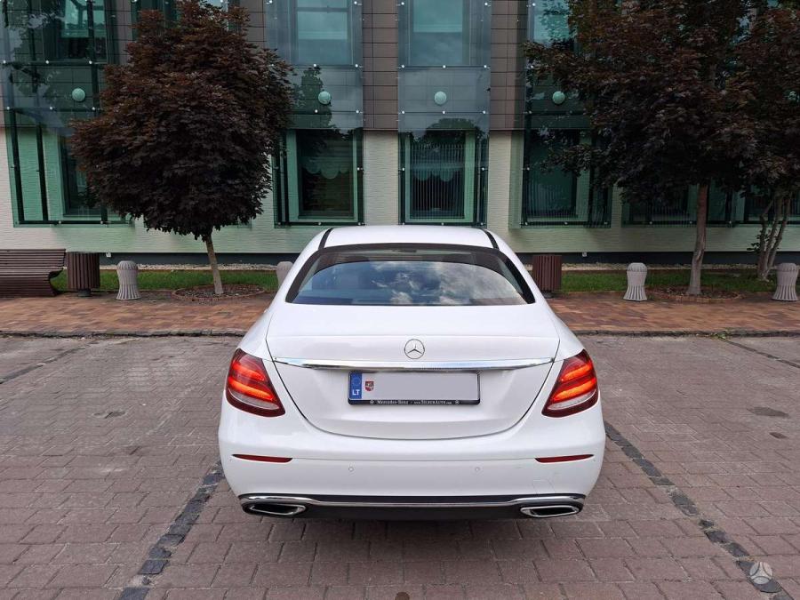 White Mercedes-Benz E 220 2017 in Vilnius, with an engine capacity of 1.95 L and mileage of 397 thousand km for 13850 €, photo 5 on AUTOMOTO.COM.LV