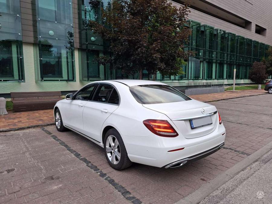 White Mercedes-Benz E 220 2017 in Vilnius, with an engine capacity of 1.95 L and mileage of 397 thousand km for 13850 €, photo 6 on AUTOMOTO.COM.LV