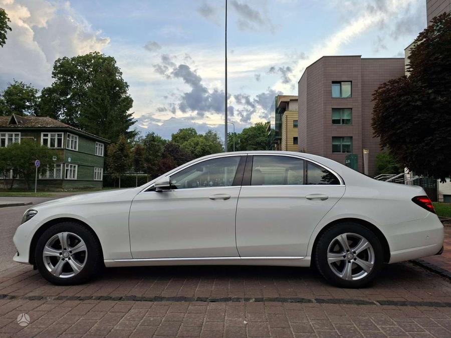 White Mercedes-Benz E 220 2017 in Vilnius, with an engine capacity of 1.95 L and mileage of 397 thousand km for 13850 €, photo 7 on AUTOMOTO.COM.LV