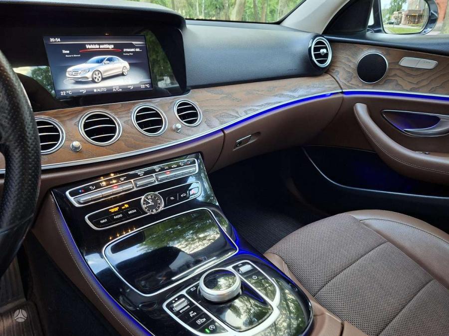 White Mercedes-Benz E 220 2017 in Vilnius, with an engine capacity of 1.95 L and mileage of 397 thousand km for 13850 €, photo 9 on AUTOMOTO.COM.LV
