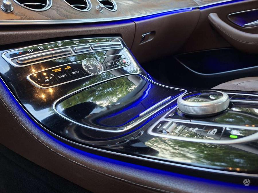 White Mercedes-Benz E 220 2017 in Vilnius, with an engine capacity of 1.95 L and mileage of 397 thousand km for 13850 €, photo 11 on AUTOMOTO.COM.LV