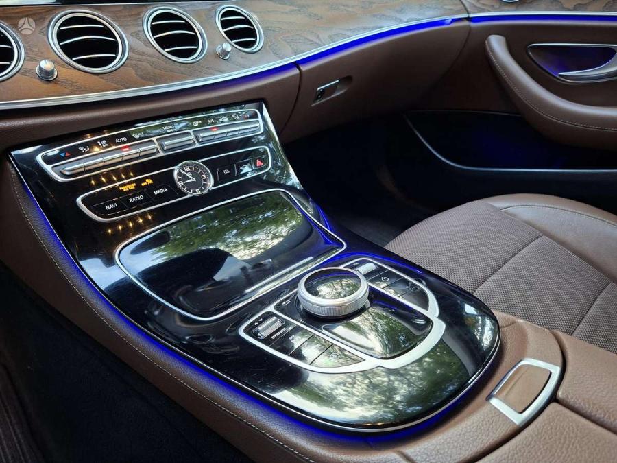 White Mercedes-Benz E 220 2017 in Vilnius, with an engine capacity of 1.95 L and mileage of 397 thousand km for 13850 €, photo 13 on AUTOMOTO.COM.LV