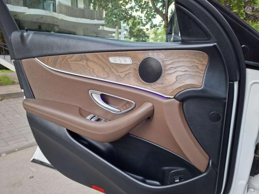 White Mercedes-Benz E 220 2017 in Vilnius, with an engine capacity of 1.95 L and mileage of 397 thousand km for 13850 €, photo 27 on AUTOMOTO.COM.LV