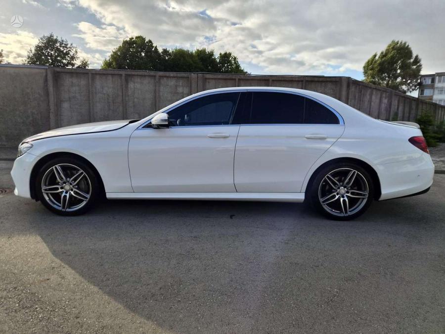 Белый Мерседес E 220 2017 в Мажейкяй, объемом двигателя 1.95 л и пробегом 113 тыс. км за 15900 €, фото 3 на AUTOMOTO.COM.LV