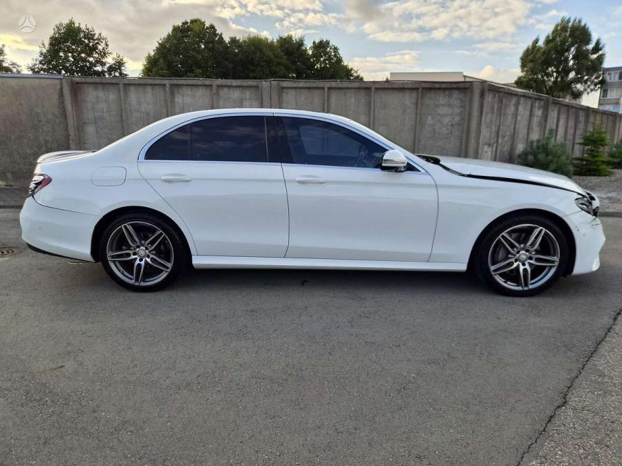 Белый Мерседес E 220 2017 в Мажейкяй, объемом двигателя 1.95 л и пробегом 113 тыс. км за 15900 €, фото 6 на AUTOMOTO.COM.LV