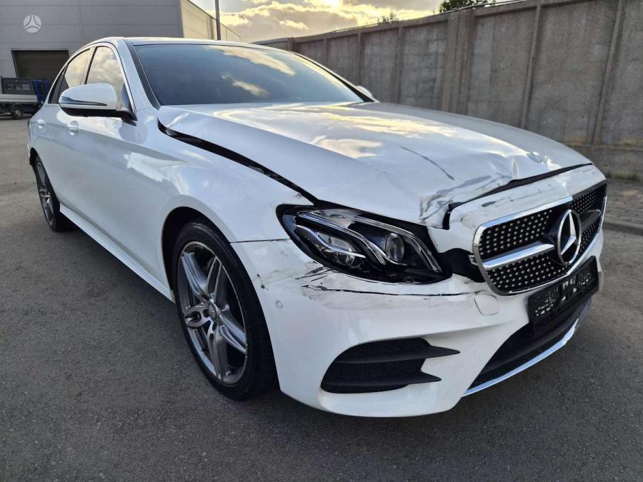 Белый Мерседес E 220 2017 в Мажейкяй, объемом двигателя 1.95 л и пробегом 113 тыс. км за 15900 €, фото 7 на AUTOMOTO.COM.LV
