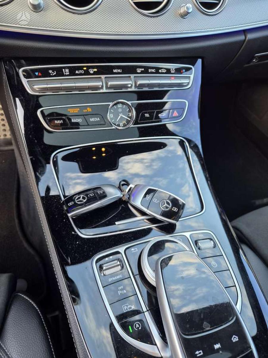 Белый Мерседес E 220 2017 в Мажейкяй, объемом двигателя 1.95 л и пробегом 113 тыс. км за 15900 €, фото 18 на AUTOMOTO.COM.LV