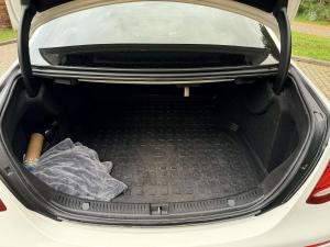 Balts Mercedes-Benz E 220 2020 Šilalė, ar dzinēja tilpumu 1.95 L un nobraukumu 297 tūkst. km par 19200 €, foto 14 vietnē AUTOMOTO.COM.LV